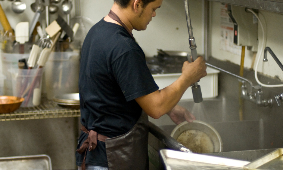 Poste de plongeur au restaurant Mr Marcel, au bord du Lac de Serre-Ponçon
